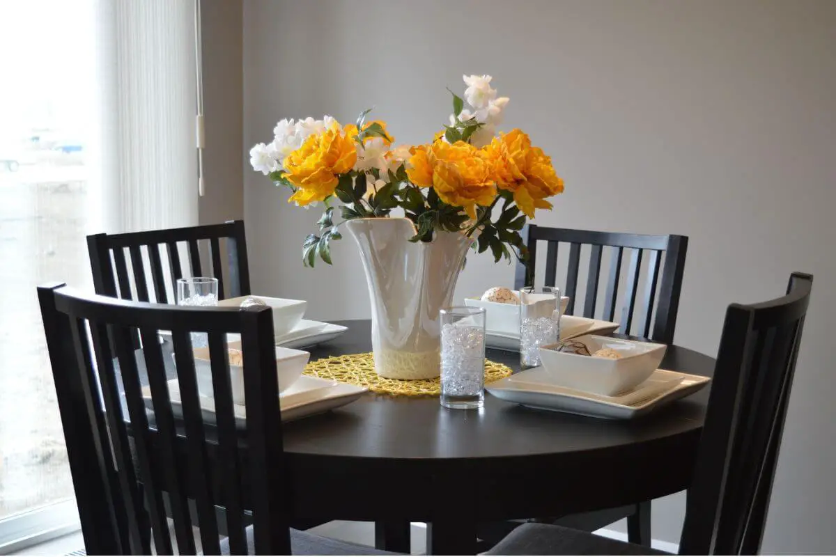 How to Decorate Your Dining Table at Home