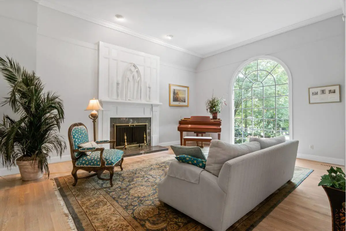 How to Decorate a Split Foyer Home