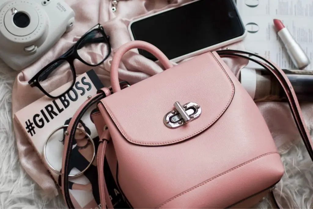 How to Decorate Bags at Home