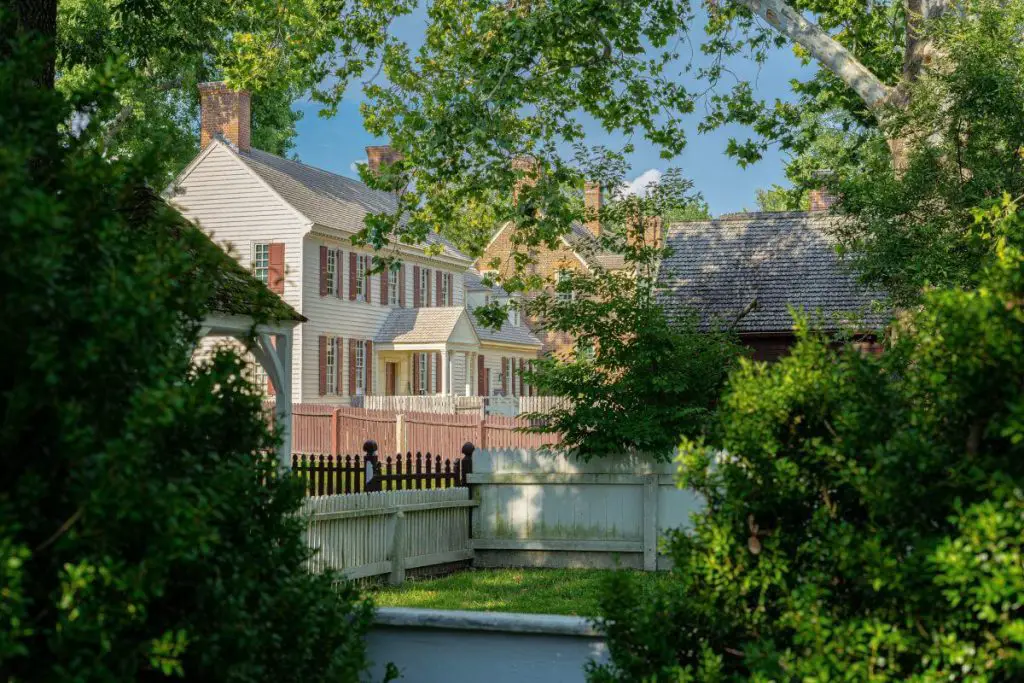 How to decorate a colonial home