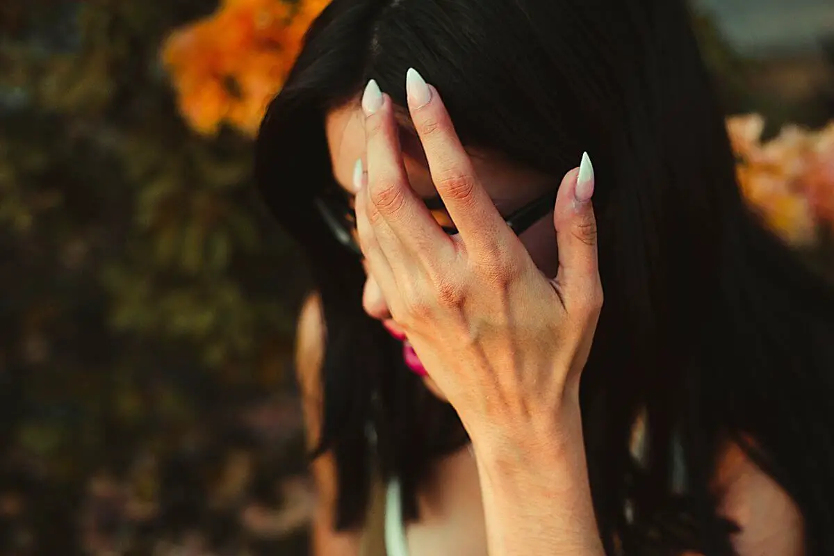 How to decorate nails at home
