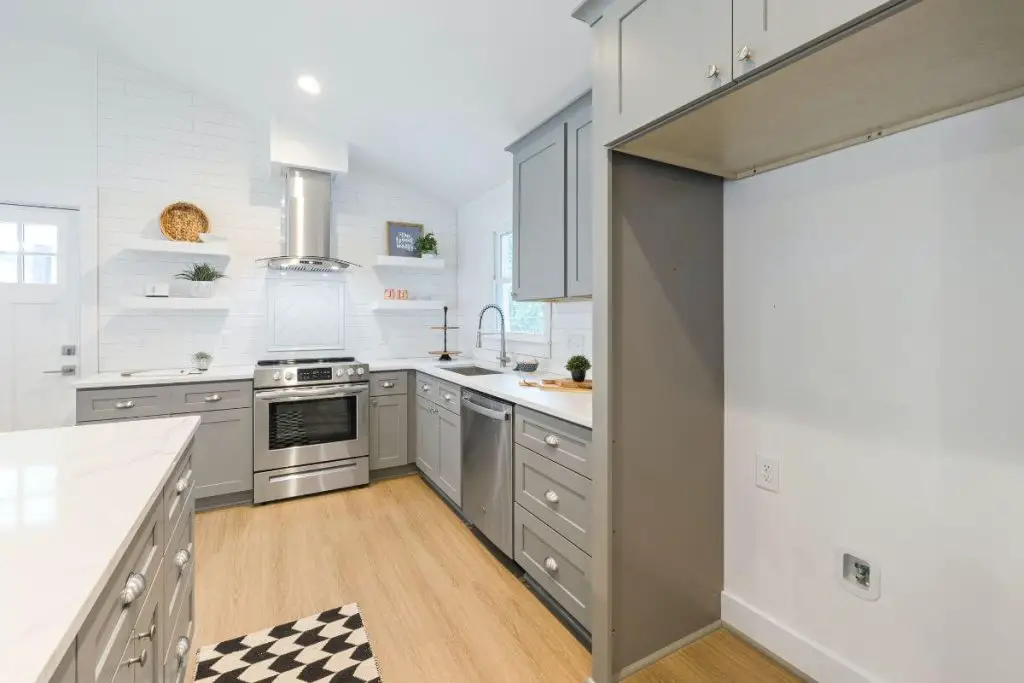 4-inch vs. 6-inch Backsplash in the Bathroom: Which is the Better Choice?