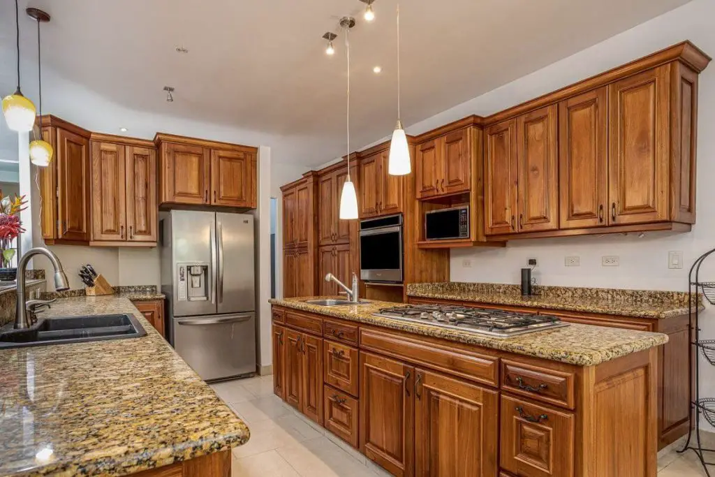 Starmark Cabinets vs. KraftMaid: Making the Right Choice for Your Kitchen