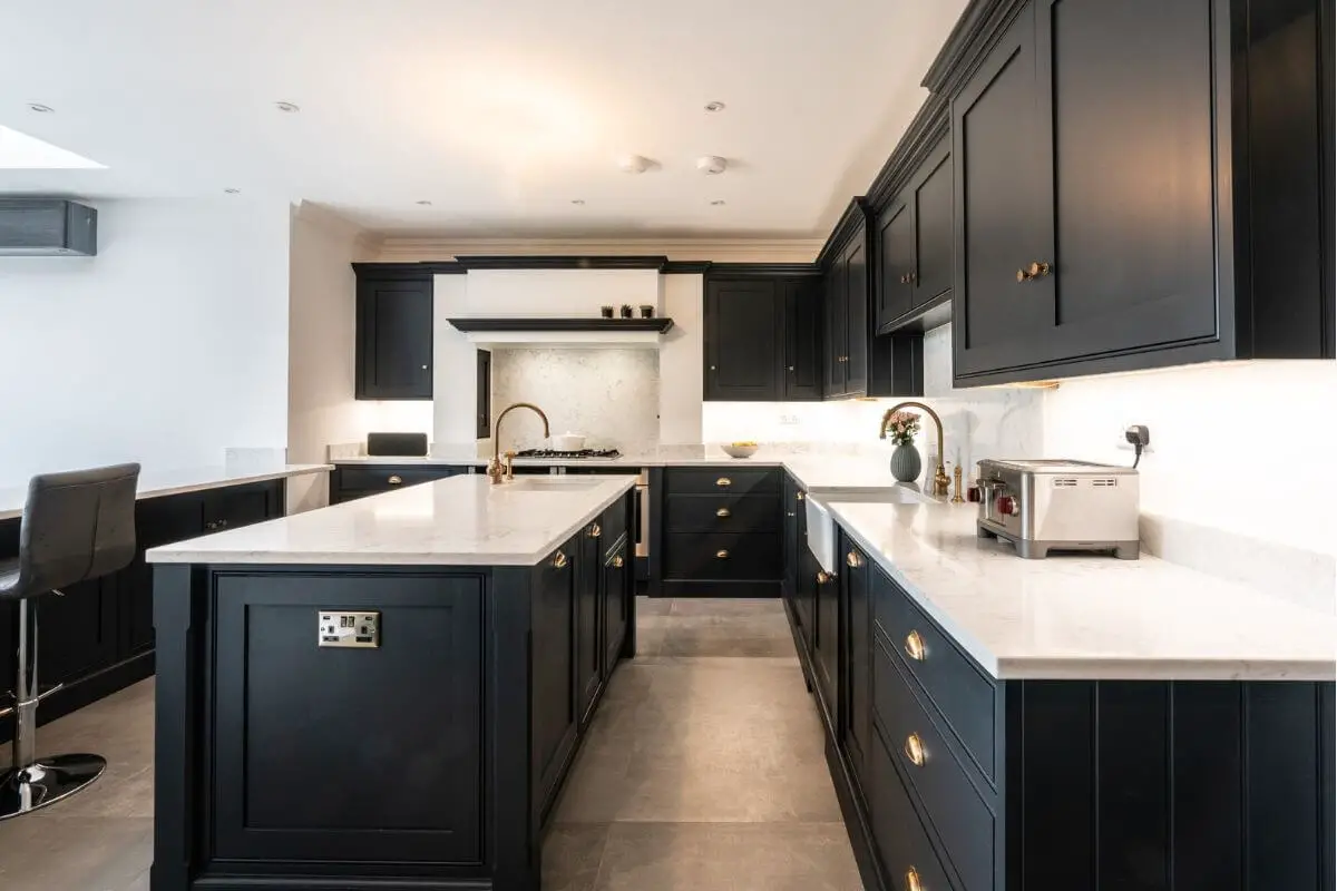 Staggered Kitchen Cabinets vs. Straight: Choosing the Perfect Cabinet ...