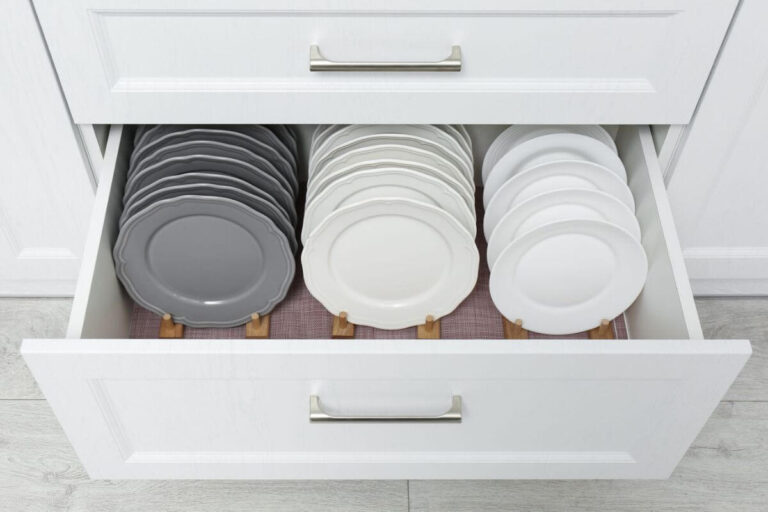 Drawers vs. Cabinets in the Kitchen: Choosing the Best Storage Solution